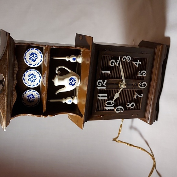 Spartus Electric Clock | Wall Decor | Vintage 9560s Spartus Hutch ...